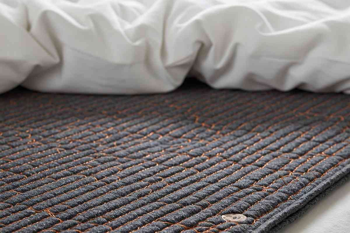 How to Use a Grounding Mat in Bed? – Heavenly Health
